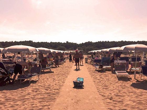 Mora Mora Beach Ravenna prezzi ombrellone, lettino e sdraio | Beacharound