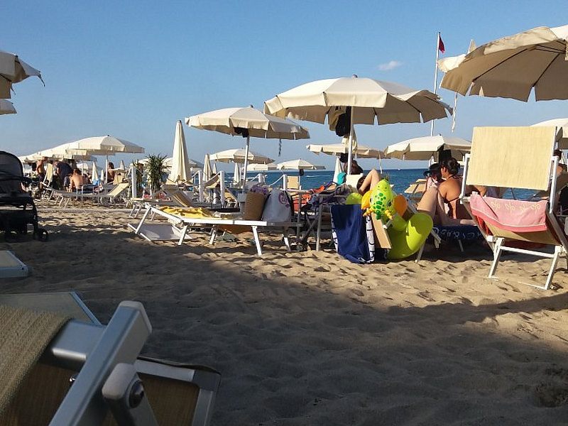 Spiaggia Bianca Cirò Marina prezzi ombrellone, lettino e sdraio ...