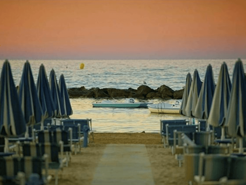 Prenota il tuo ombrellone a I Delfini Beach Village | Beacharound