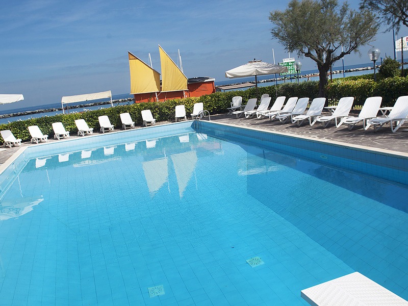 Bagno 13 Giardino Bellaria-Igea Marina prezzi ombrellone, lettino e ...