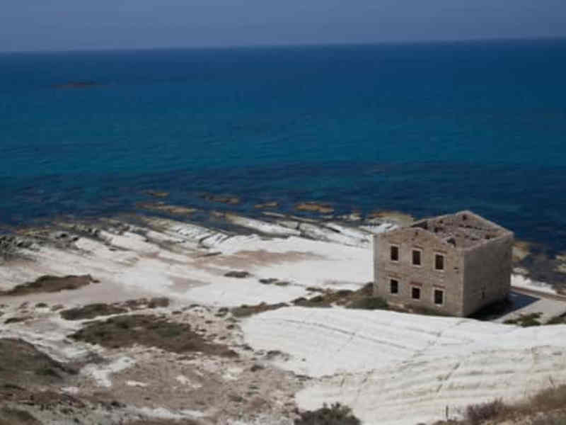 Spiaggia di Punta Bianca Agrigento prezzi ombrellone, lettino e sdraio ...