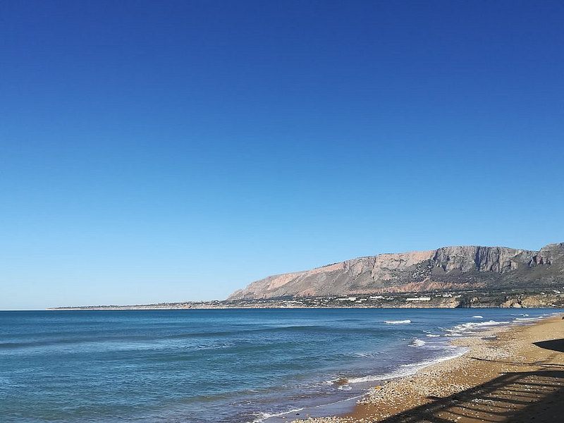 Prenota le spiagge a Trappeto | Beacharound