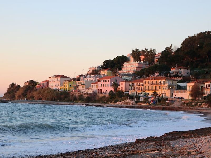 Prenota le spiagge a Bussana | Beacharound