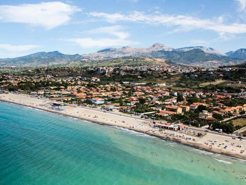 Prenota le spiagge a Villaggio Tedeschi | Beacharound